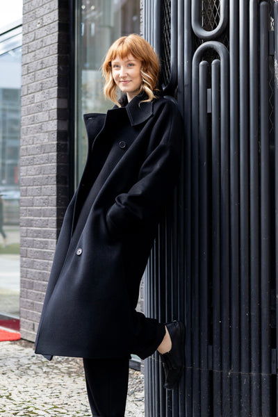 Straight cut wool coat in black – evehanson.com